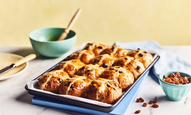 Vegan Hot Cross Buns Recipe | Dr. Oetker