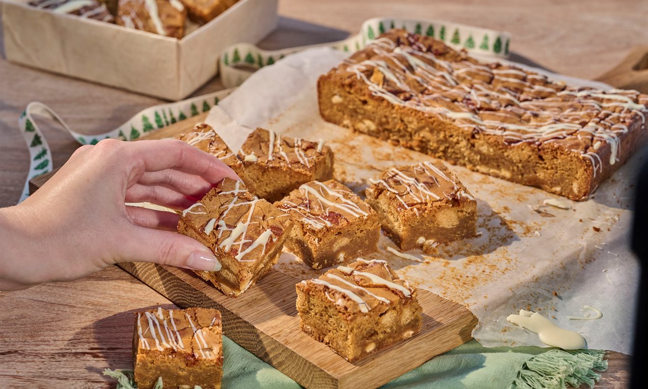Gingerbread Blondie Recipe | Dr. Oetker