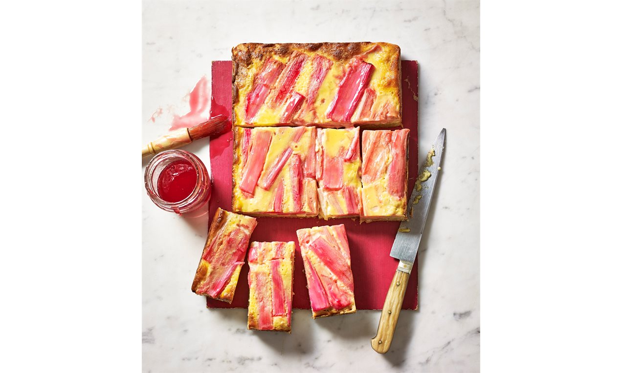 Rhubarb and Custard Traybake Recipe | Dr. Oetker